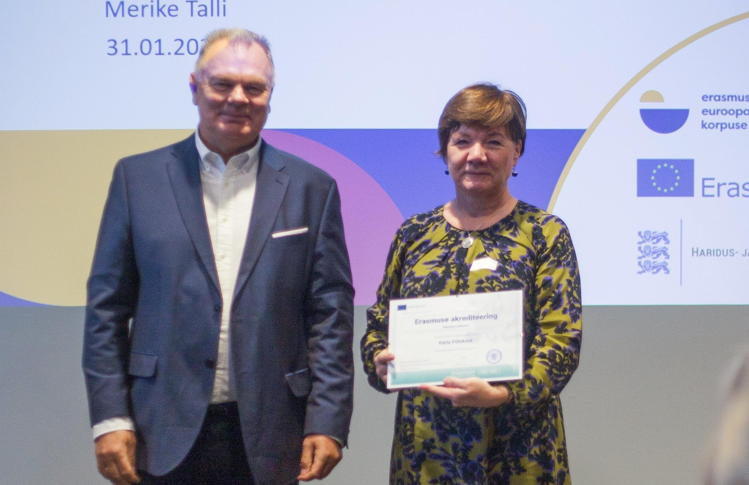 Koolijuht Sirje Ellermaa vastu võtmas akrediteerimistunnistust Erasmus+ ...